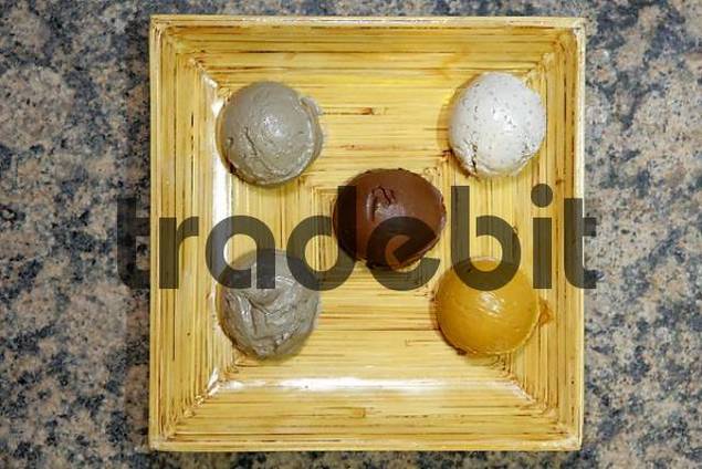 Mud, exfoliant, Rasul treatment bath - Download Pictures / Graphics